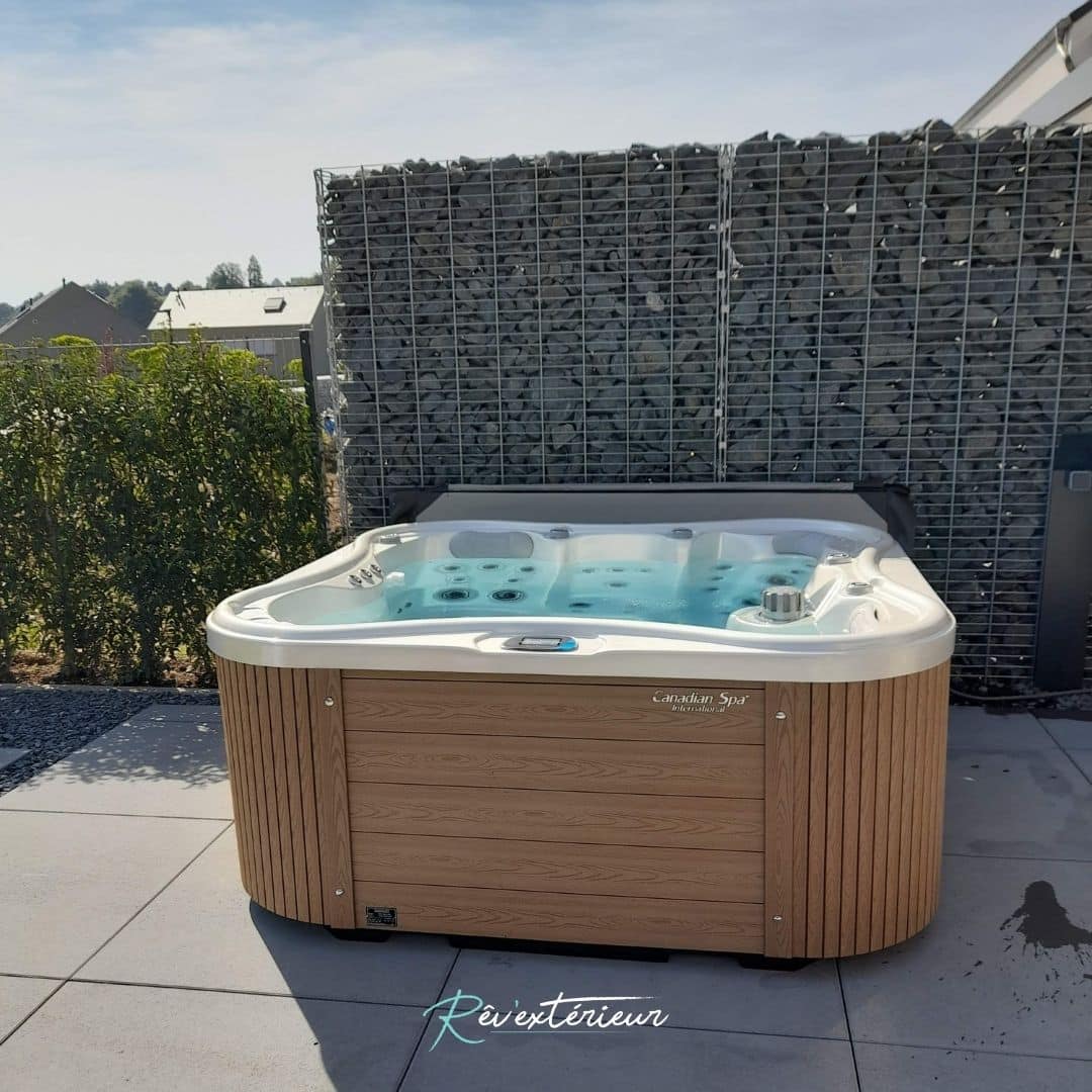 Un jacuzzi 4 places à Warken - Rêv'extérieur