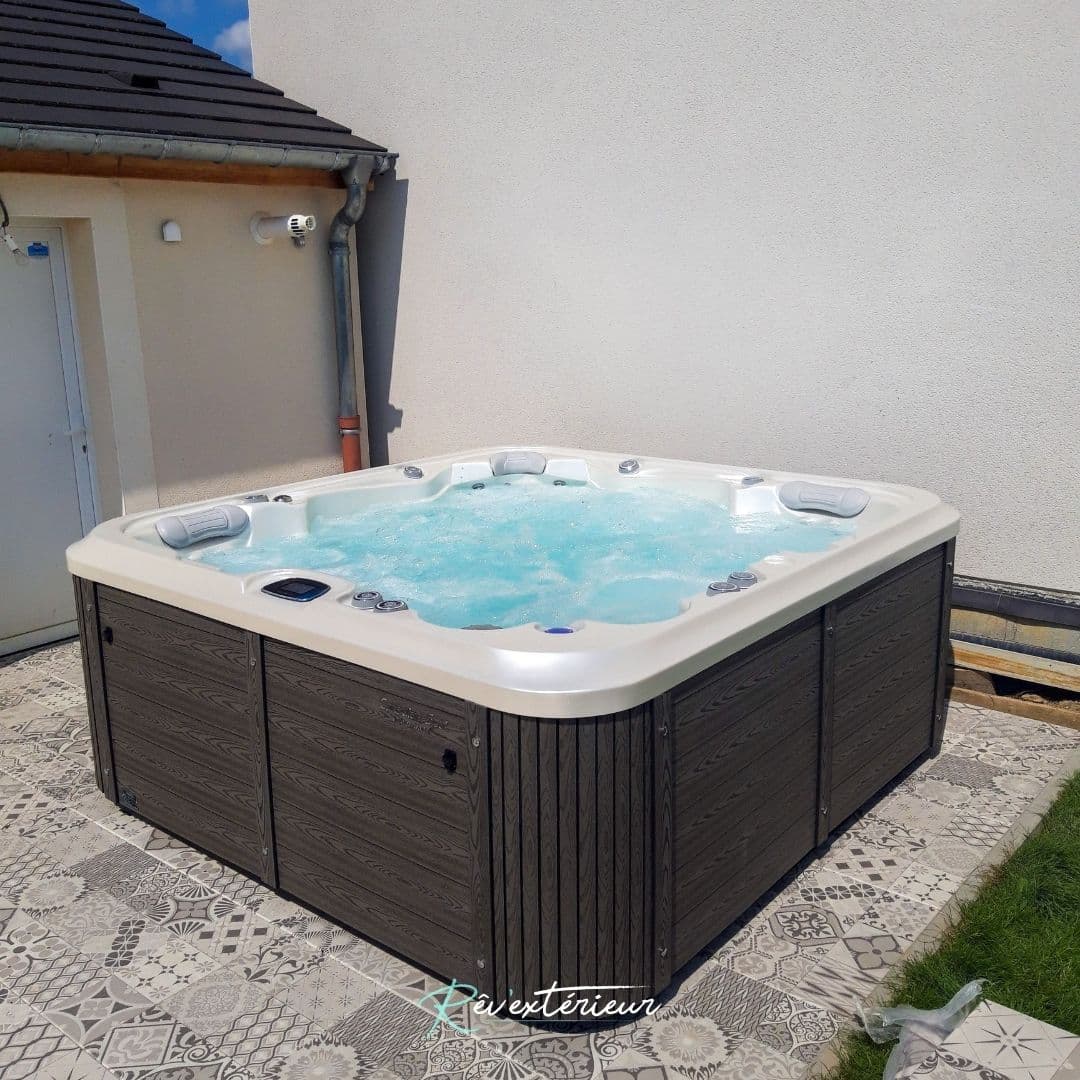 Un jacuzzi de luxe à Breistroff la Grande - Rêv'extérieur