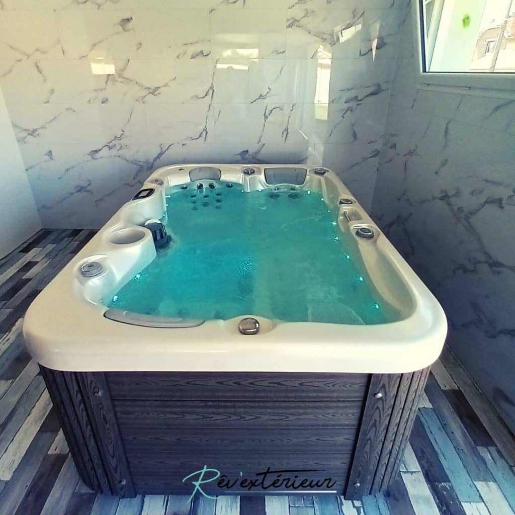 Un spa/jacuzzi 3 places - Rêv'extérieur
